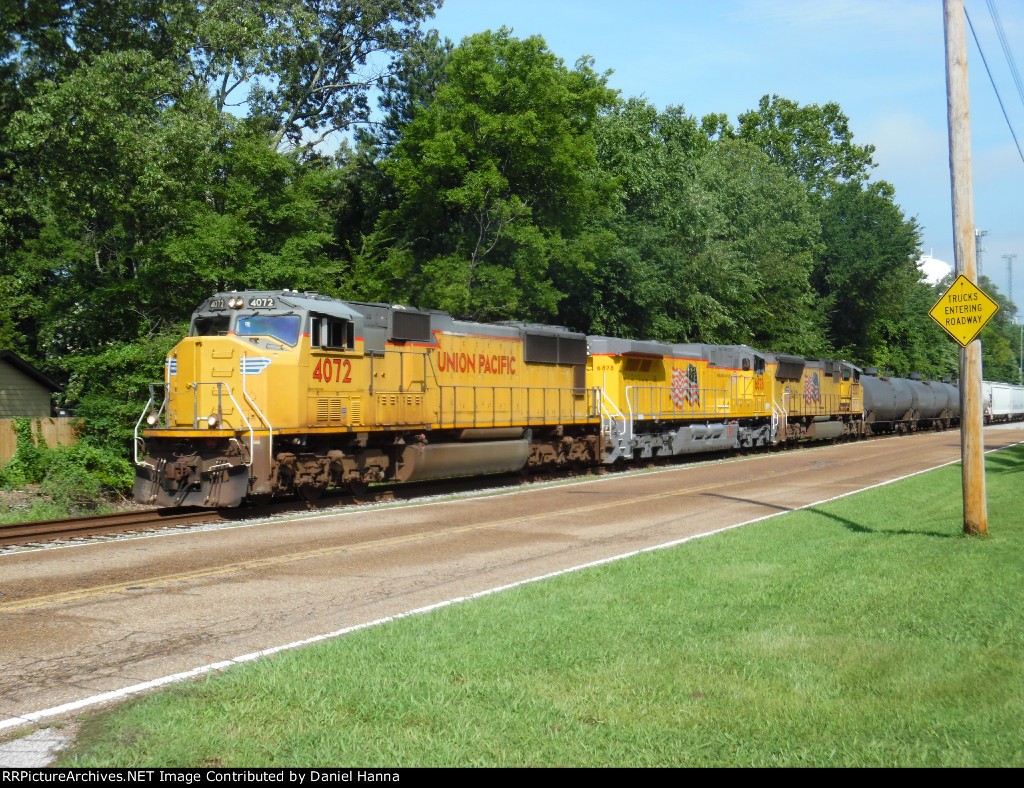 "Shieldless" UP SD70M leads NS 16Z